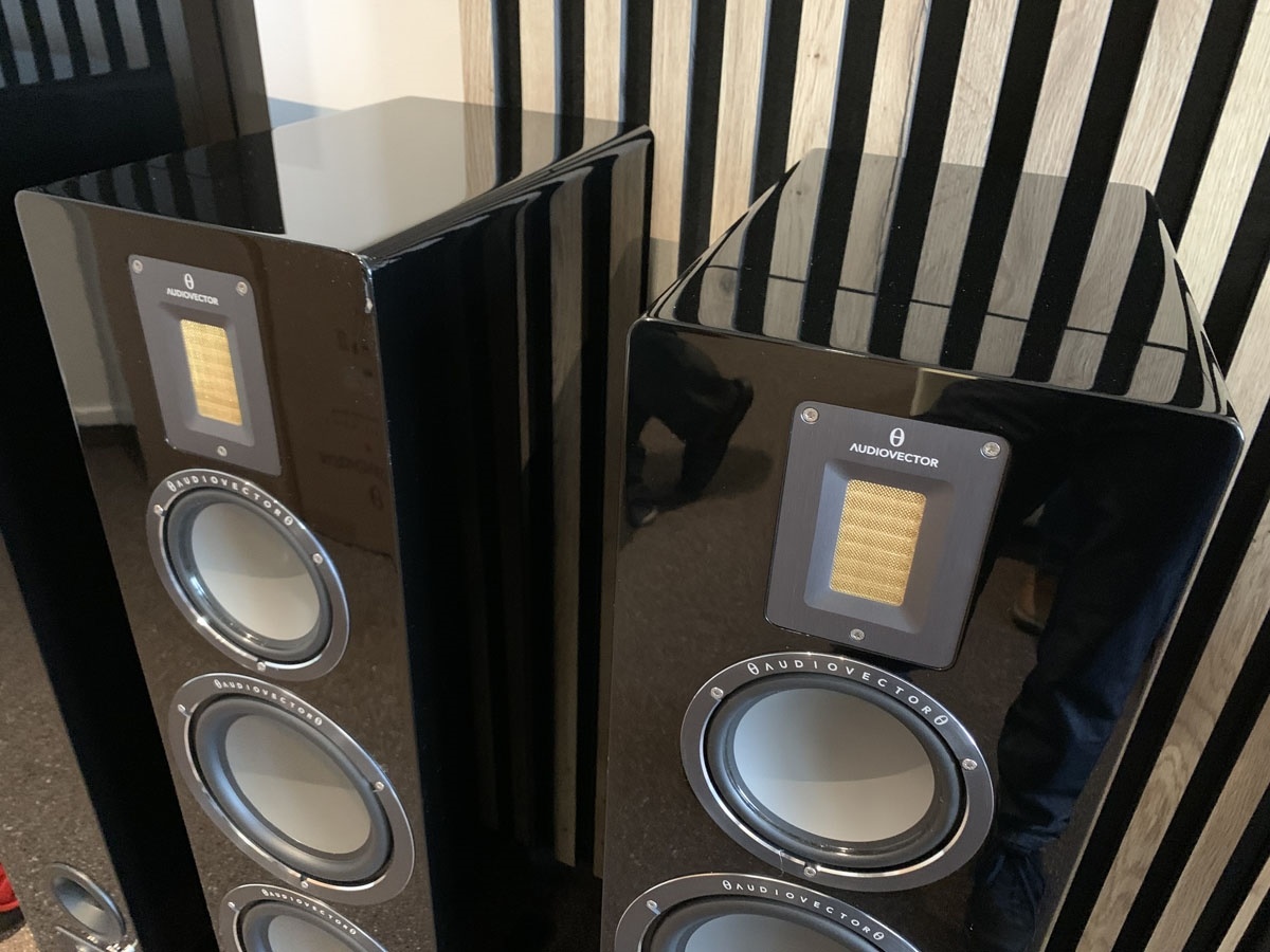 Audiovector QR7 - černá piano